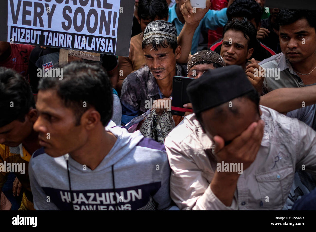 Kuala Lumpur, Malaysia. 18th Nov, 2016. Myanmar ethnic Rohingya Muslim ...