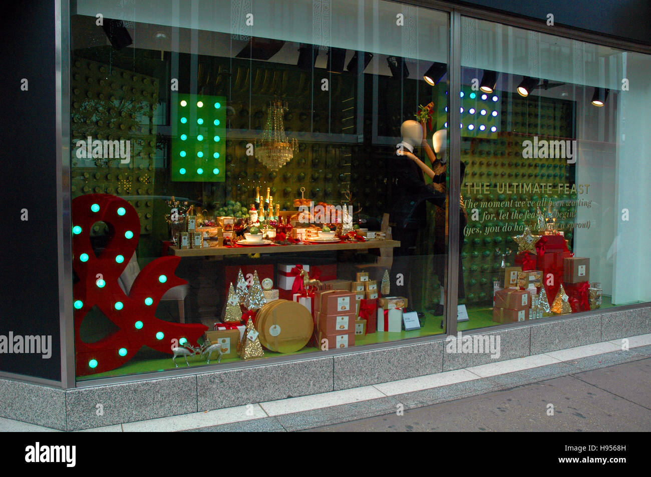 London, UK. 18th Nov, 2016. M & S window Oxford street. One week before ...