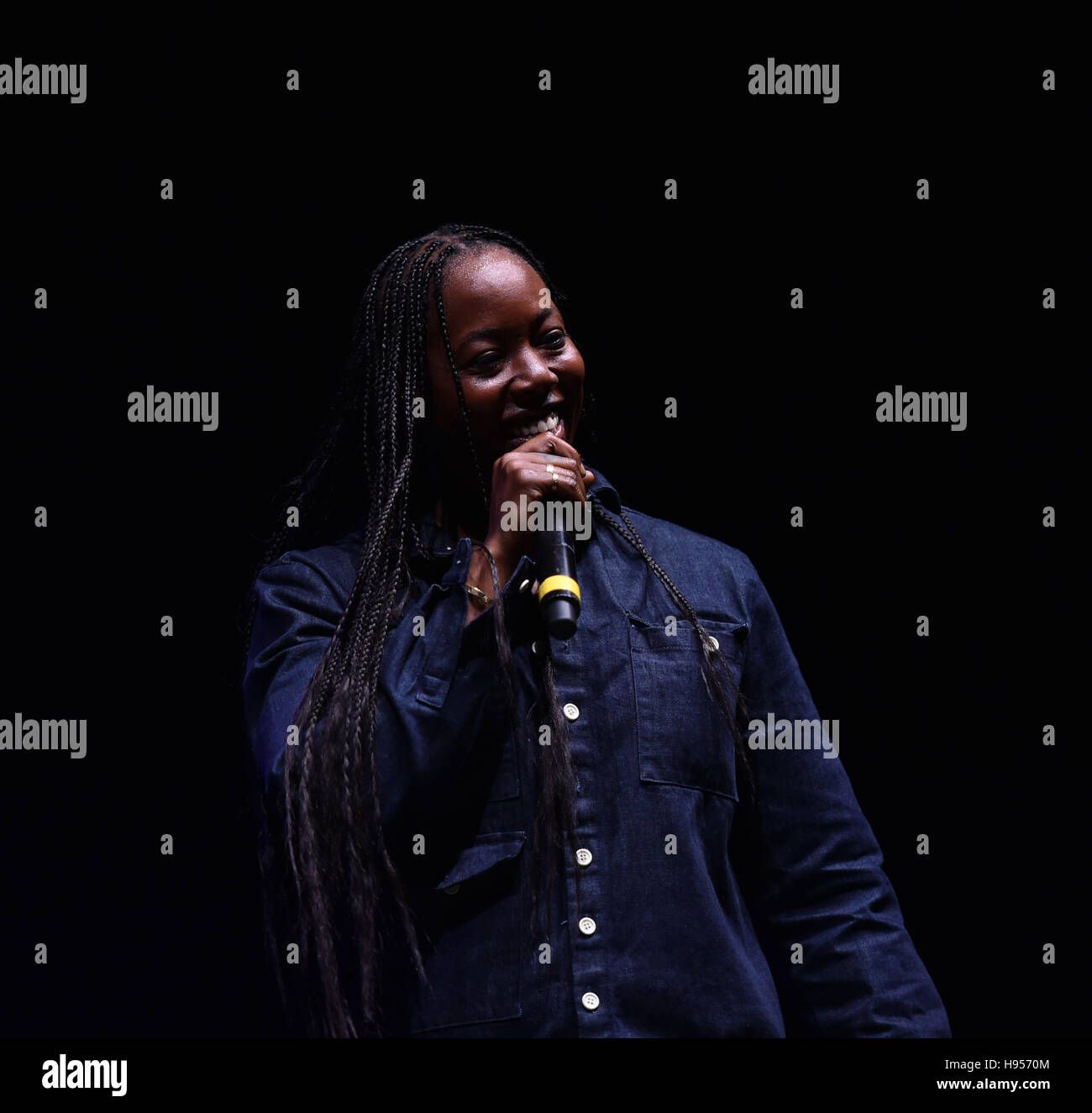 November 17, 2016 - Norfolk, VIRGINIA, USA - TISH HYMAN warms up the ...