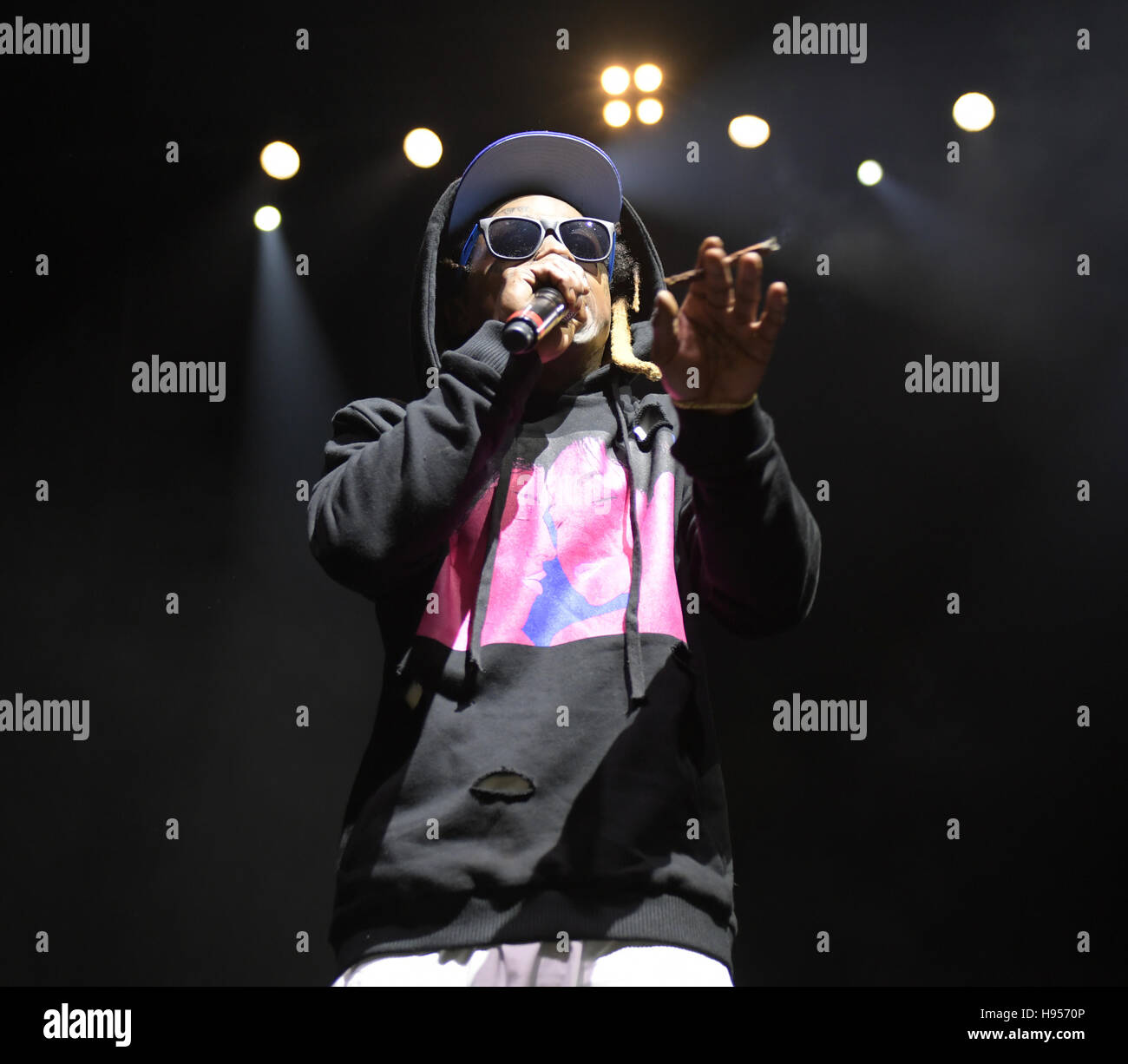 Norfolk, VIRGINIA, USA. 17th Nov, 2016. LIL WAYNE, grammy winner brings ...