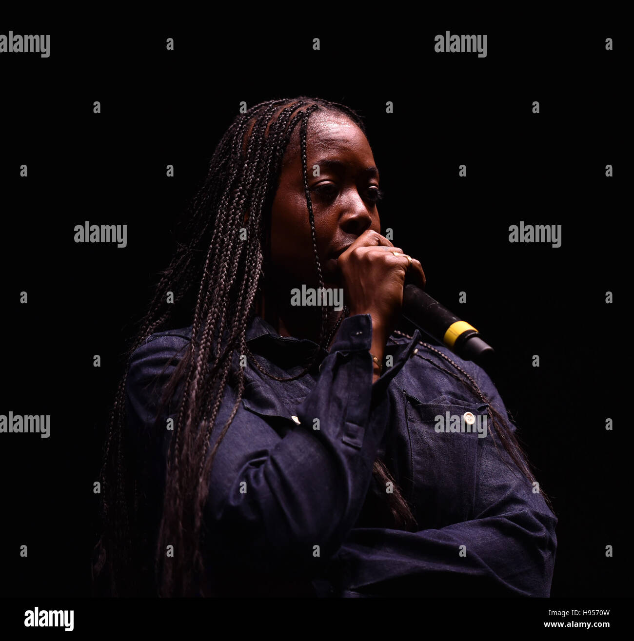 November 17, 2016 - Norfolk, VIRGINIA, USA - TISH HYMAN warms up the ...