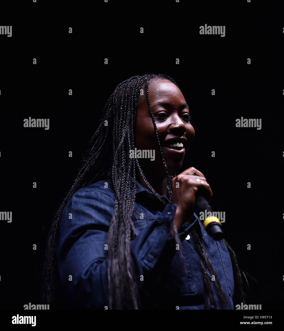 November 17, 2016 - Norfolk, VIRGINIA, USA - TISH HYMAN warms up the ...