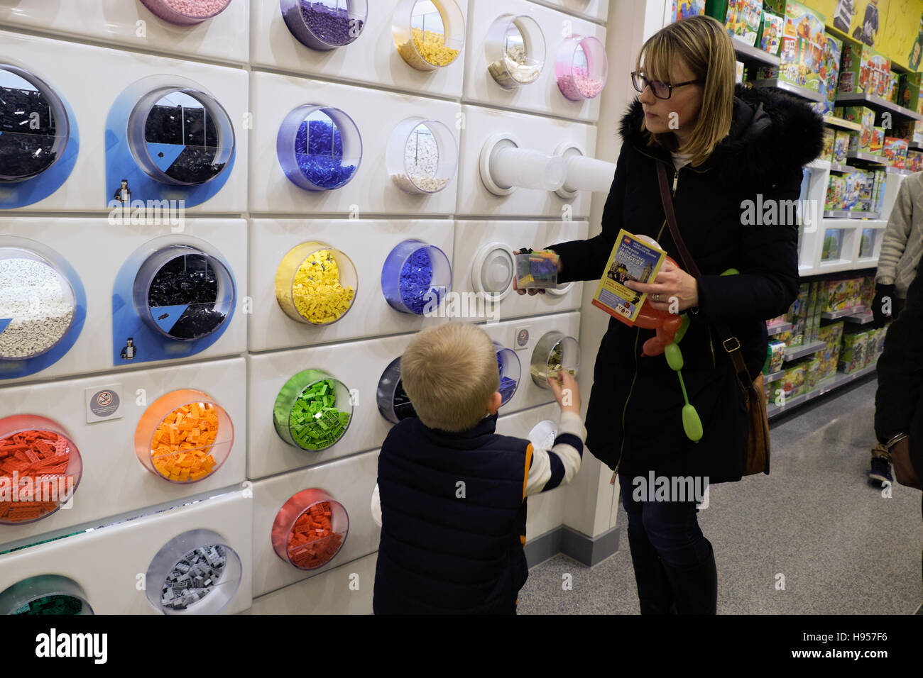 London, UK. 18th November 2016. Shoppers flock to the new flagship Lego ...