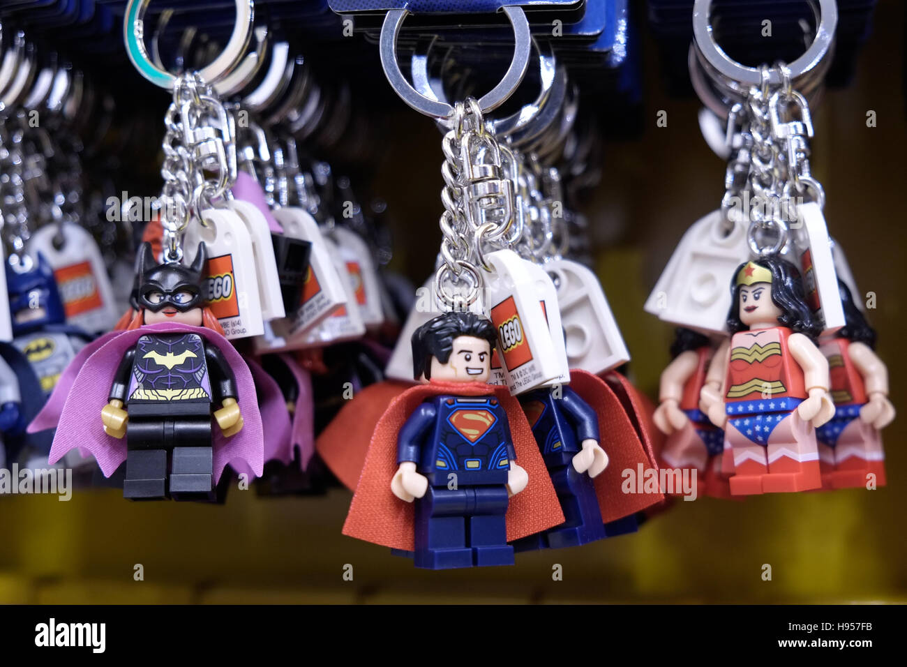 London, UK. 18th November 2016. Shoppers flock to the new flagship Lego ...