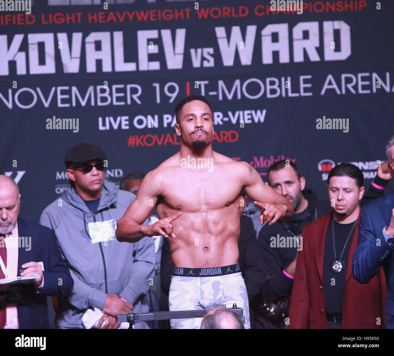 Las Vegas, Nevada, USA. 18th Nov, 2016. Challenger Olympian Andre Ward ...