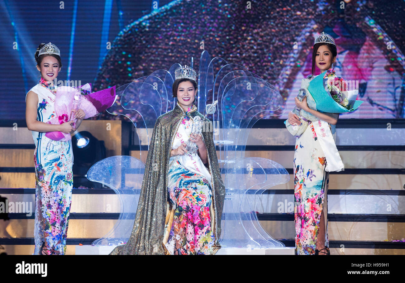 Toronto, Canada. 18th Nov, 2016. Winner Gloria Li (C), second place ...