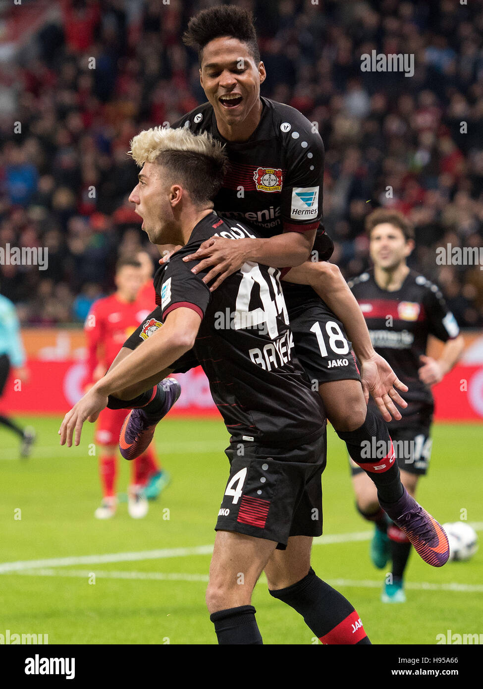 Leverkusen, Germany. 18th Nov, 2016. Leverkusen's Kevin Kampl (L ...