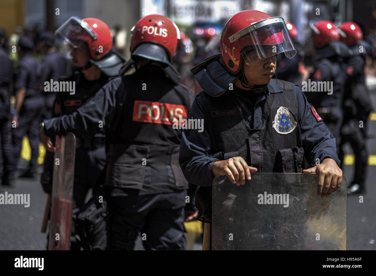 Kuala Lumpur, Malaysia. 19th Nov, 2016. Malaysian riot policemen stand ...