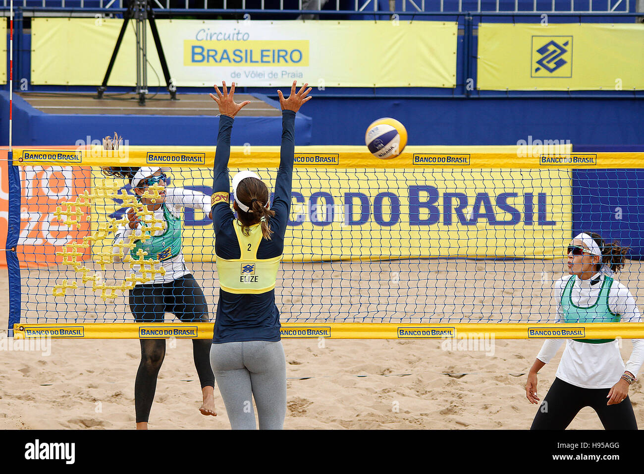 Curitiba, Brazil. 19th Nov, 2016. Rebecca and Elize face Barbara Seixas ...