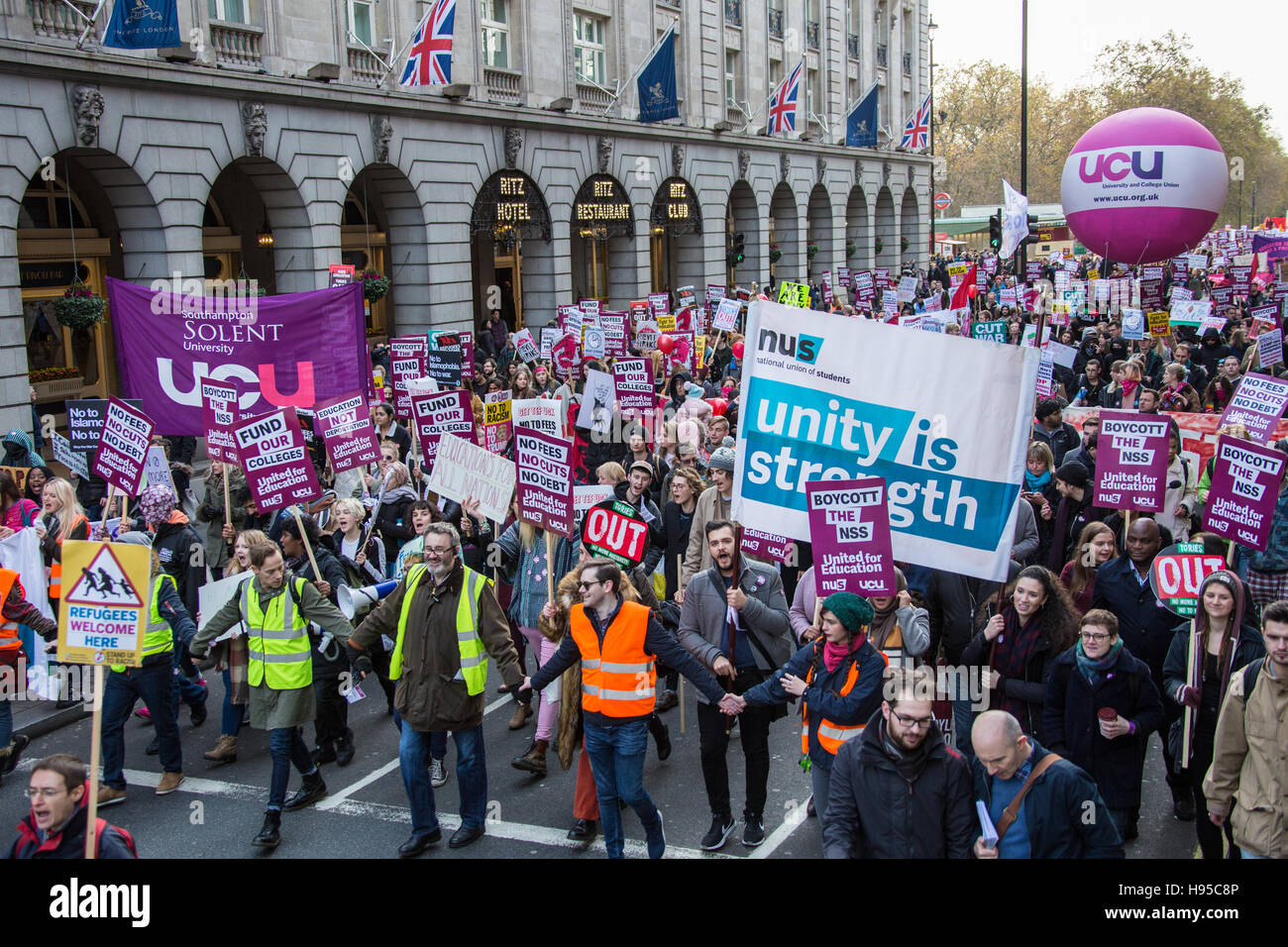 London, UK. 19 Nov, 2016. In a National protest organised by the NUS ...