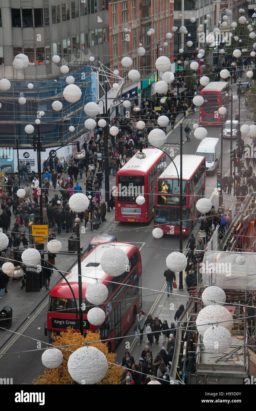 London, UK. 19th Nov, 2016. Thousand of early Christmas shoppers pack ...