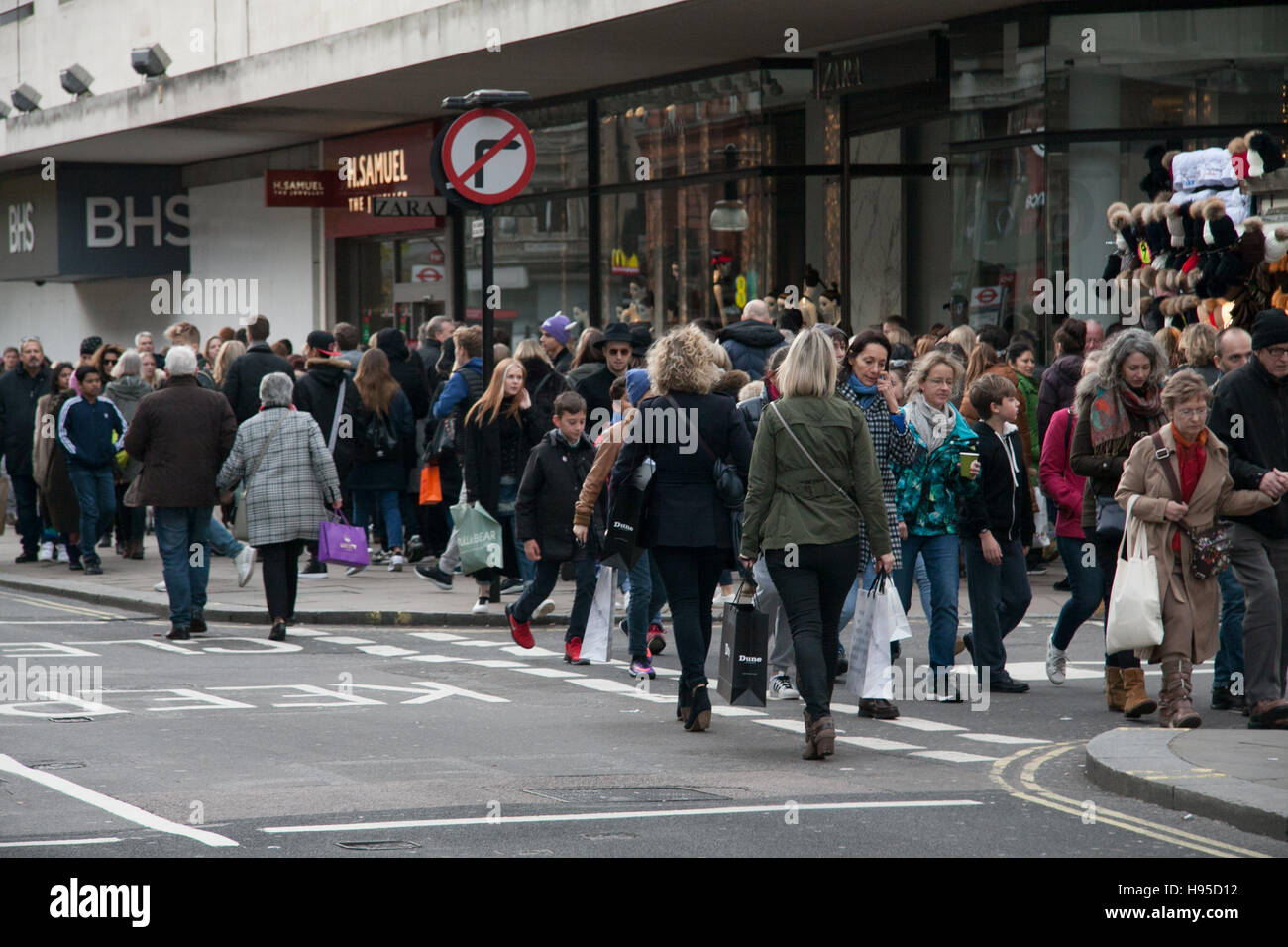 London, UK. 19th Nov, 2016. Thousand of early Christmas shoppers pack ...