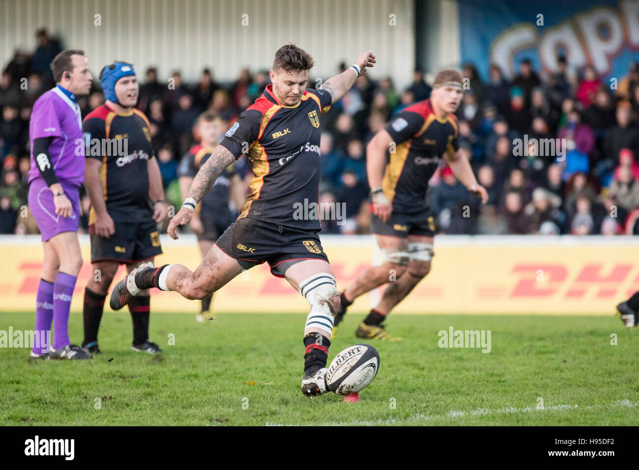 Rugby Kick Conversion High Resolution Stock Photography and Images - Alamy