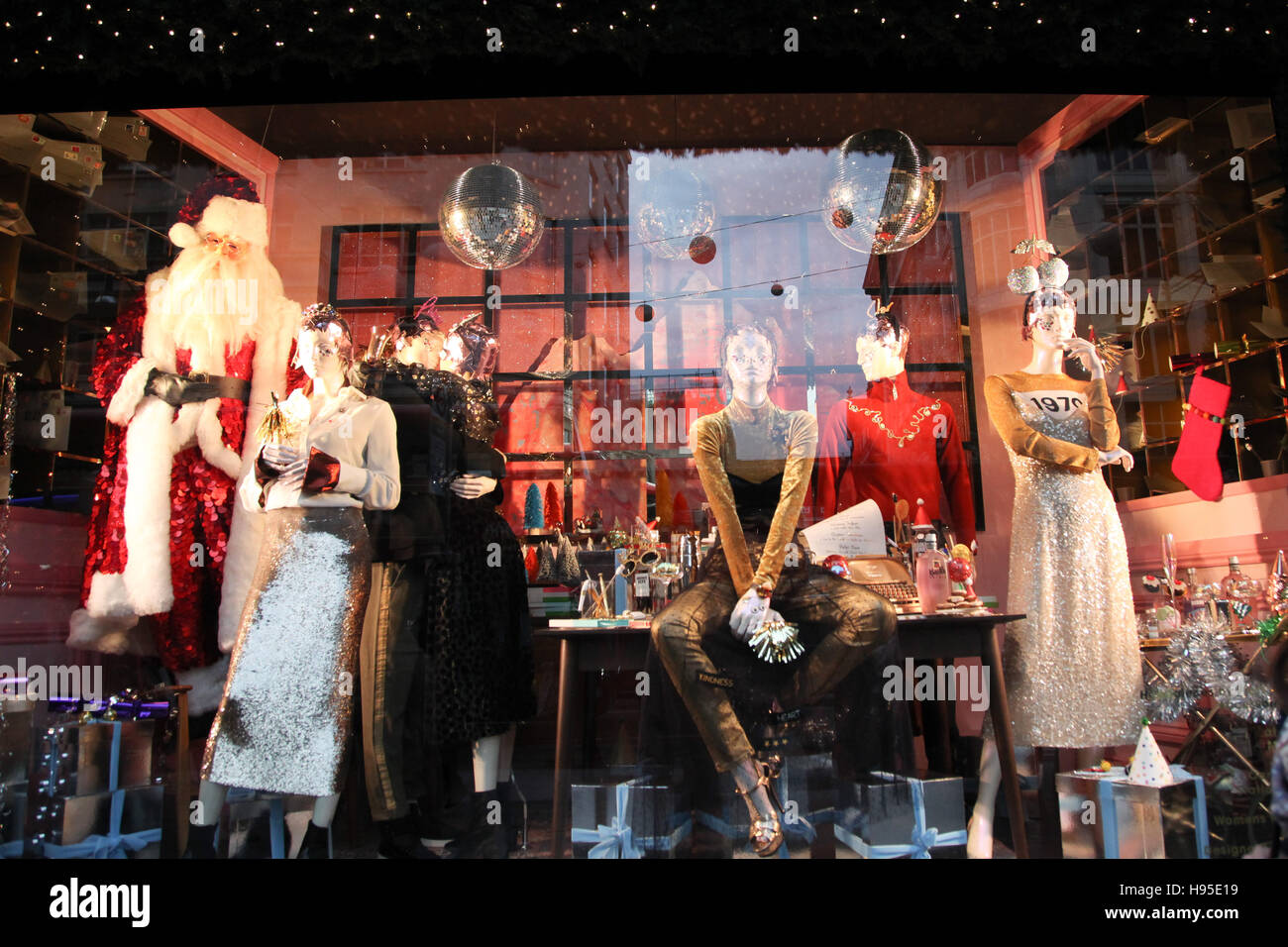 Oxford Street, London, UK. 19th Nov, 2016. Selfridges' Christmas ...