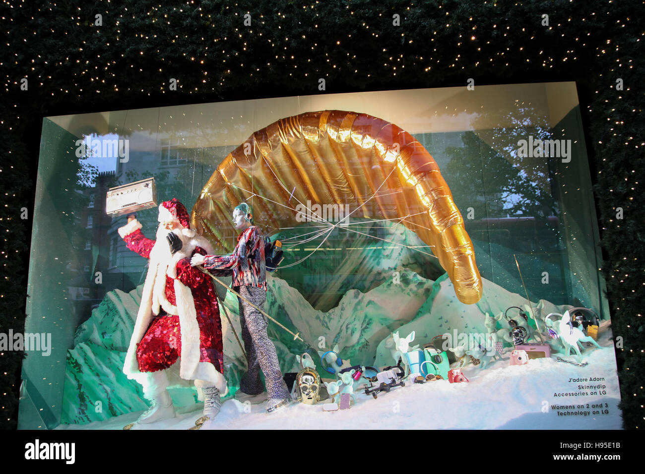 Oxford Street, London, UK. 19th Nov, 2016. Selfridges' Christmas ...