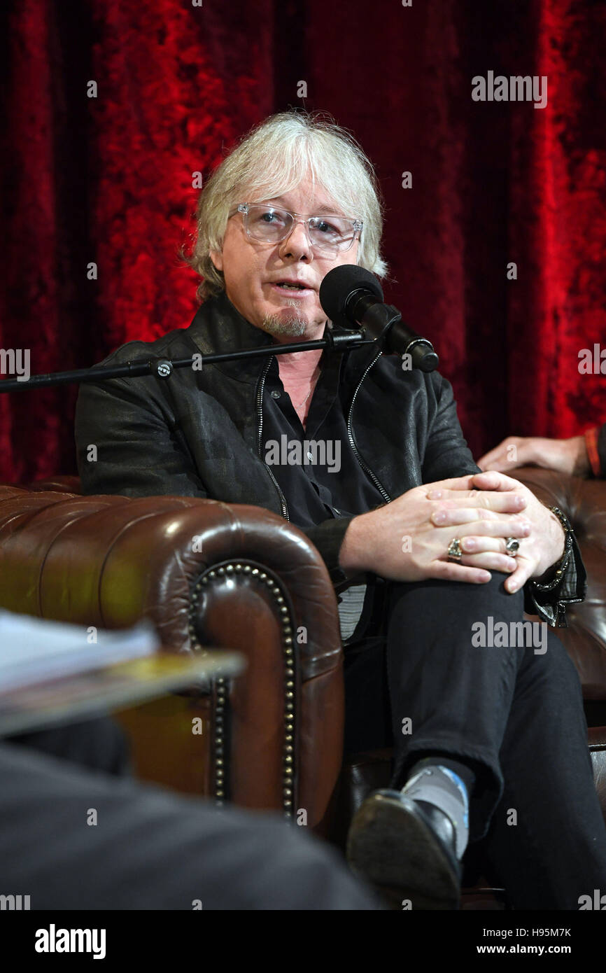 Mike mills r.e.m hi-res stock photography and images - Alamy