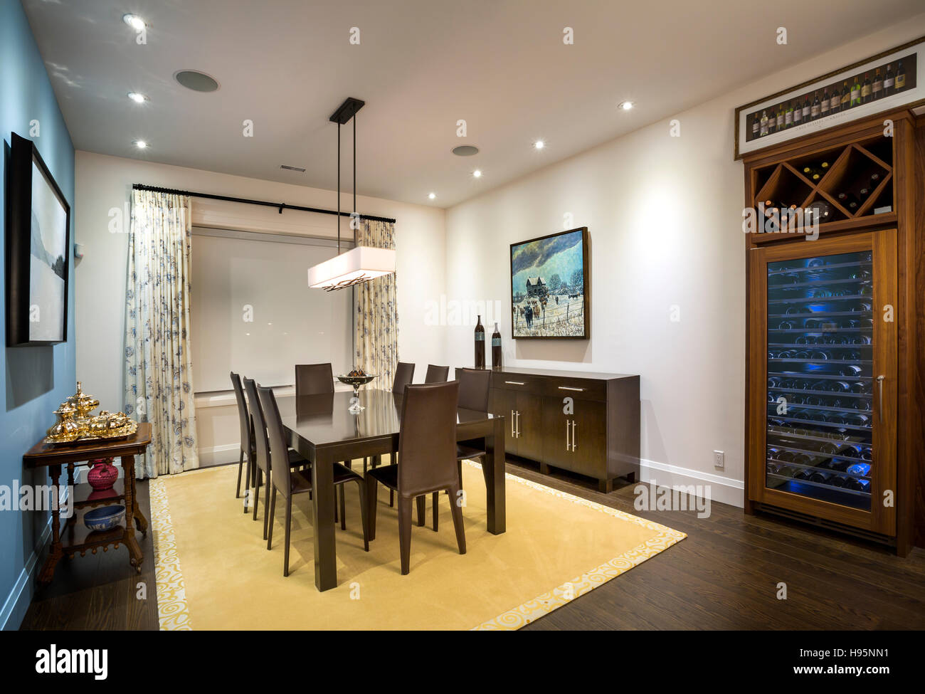 modern dining room Stock Photo - Alamy