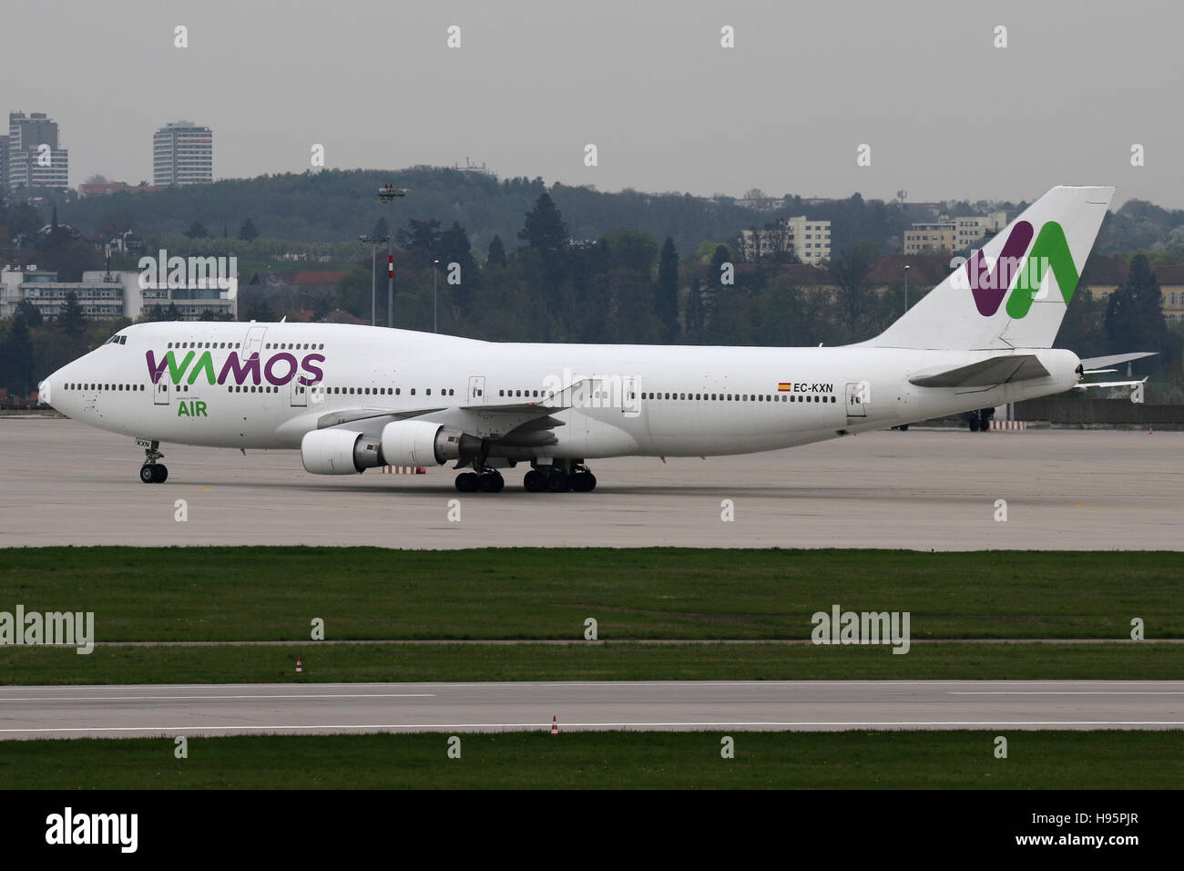 Wamos air aircraft hi-res stock photography and images - Alamy