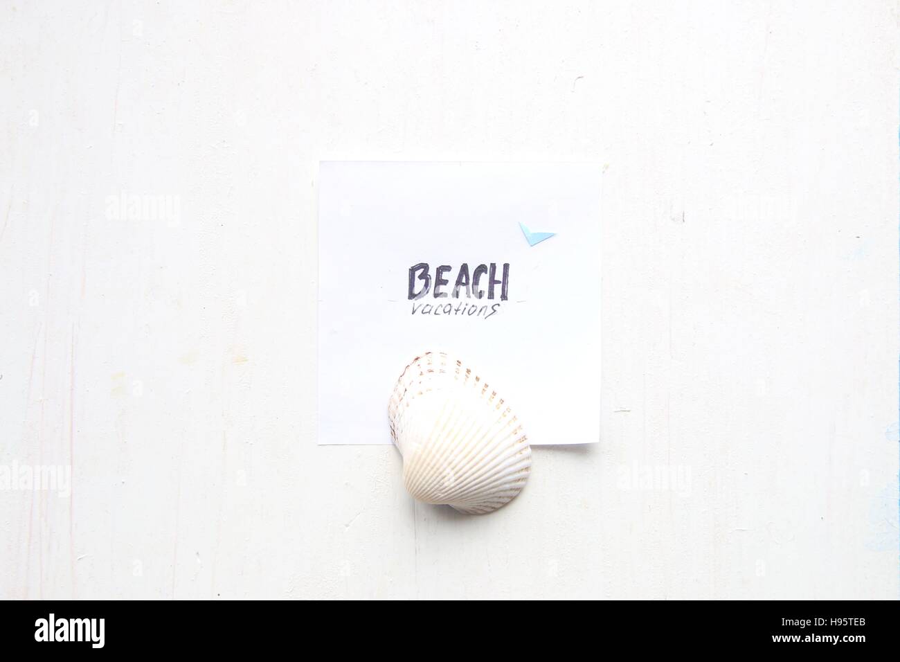 Beach vacation text and seashell Stock Photo - Alamy
