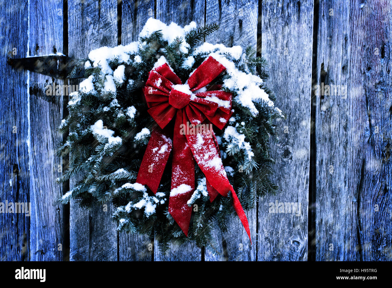 Rustic Christmas wreath on old weathered barn in a snow storm Stock ...