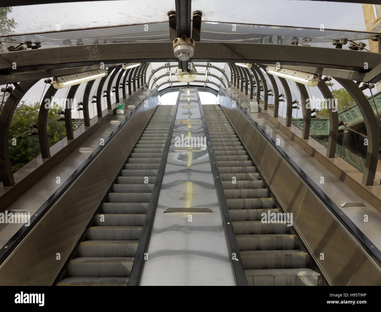 Kelvinbridge station hi-res stock photography and images - Alamy