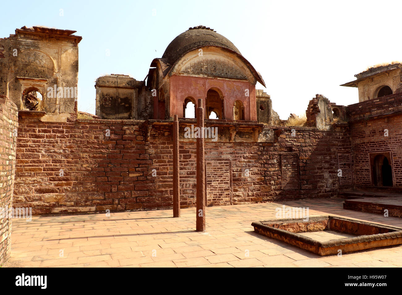 Ruins of thousand years old Narwar Fort Stock Photo - Alamy