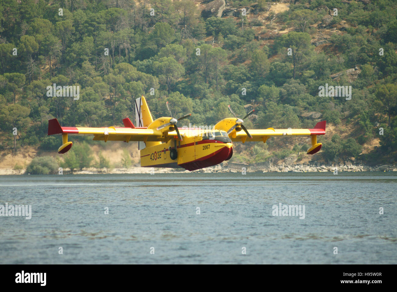 Canadair firefighting aircraft cloudy sky hi-res stock photography and ...
