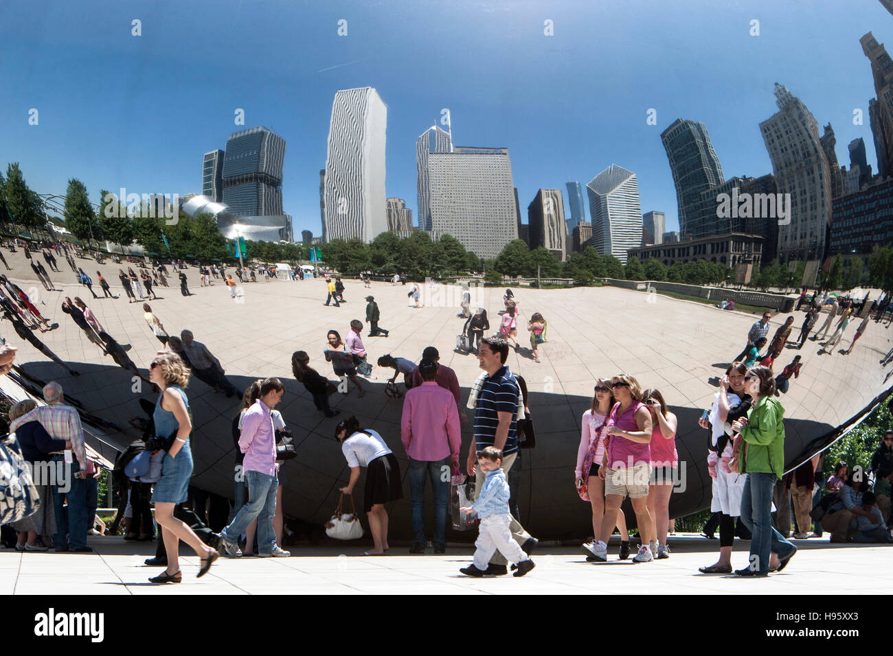 Cloud Gate The Bean reflective sculpture Millenium Park Chicago ...