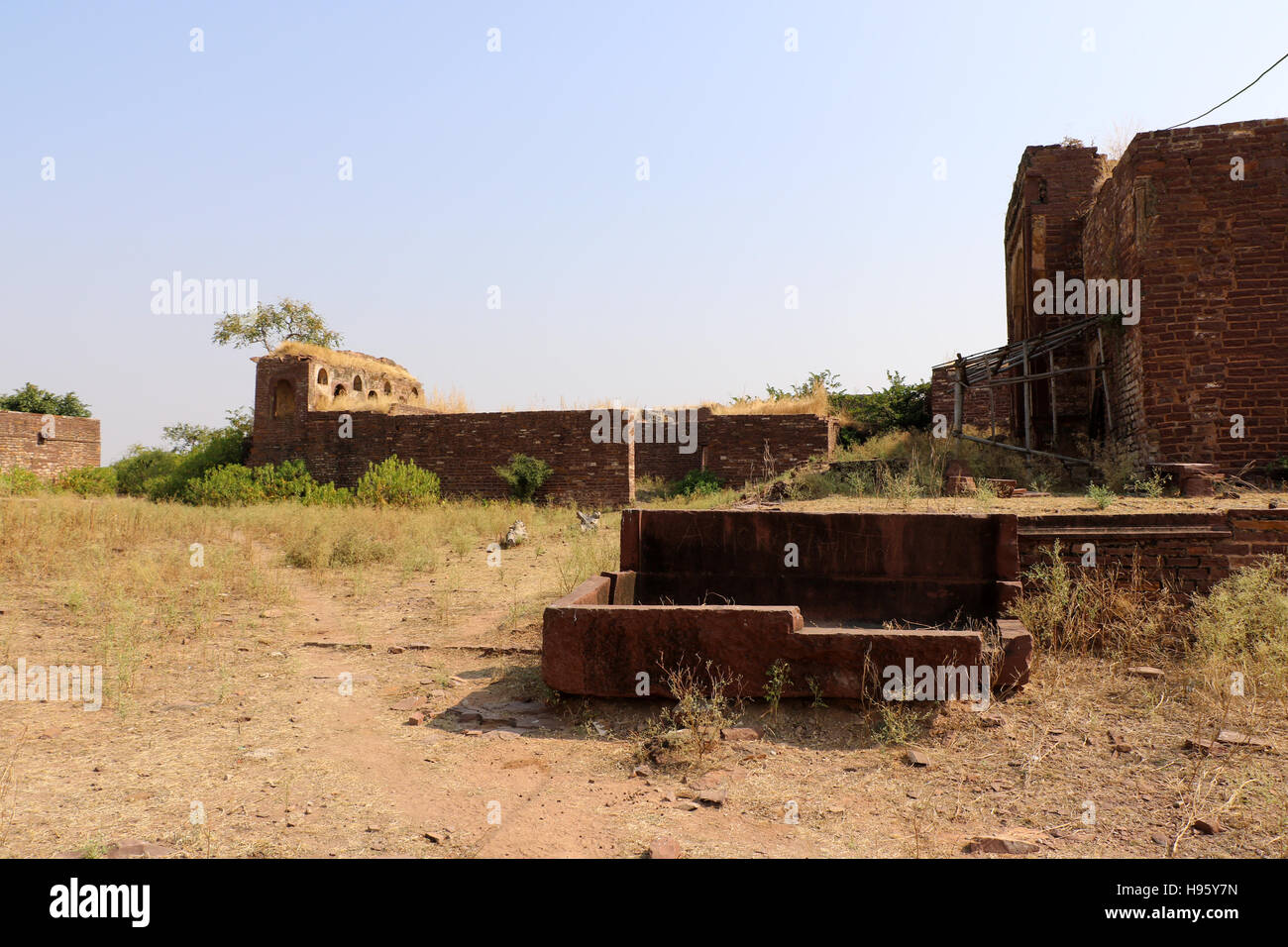 Ruins of thousand years old Narwar Fort Stock Photo - Alamy