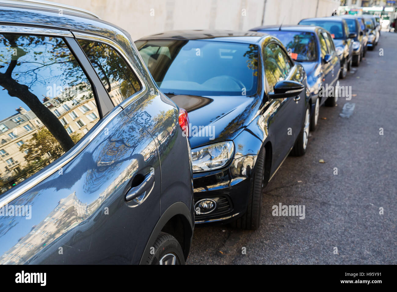 parking cars in a row on a city street Stock Photo - Alamy
