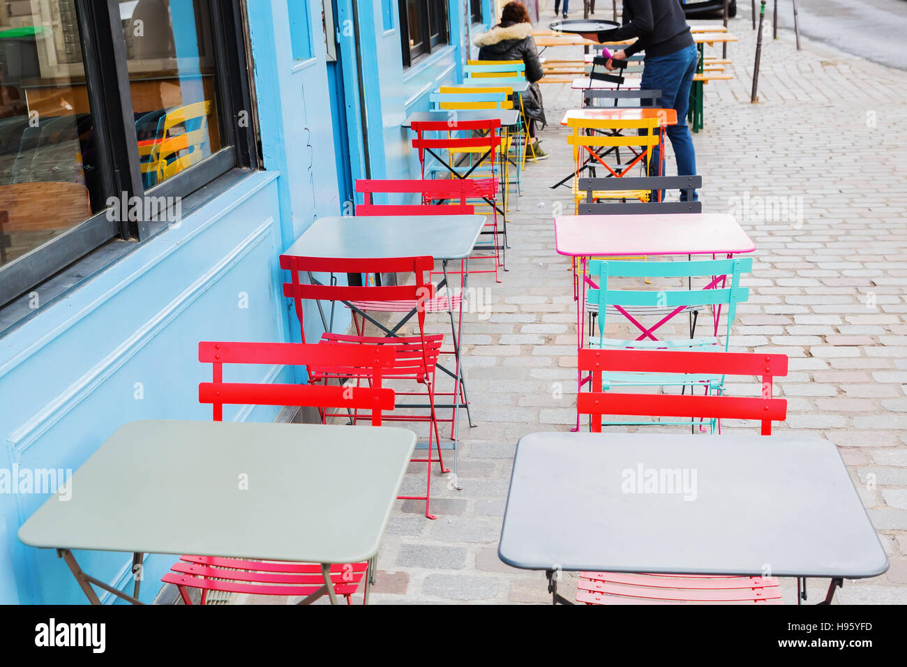 Paris cafe table and chairs hi-res stock photography and images - Alamy