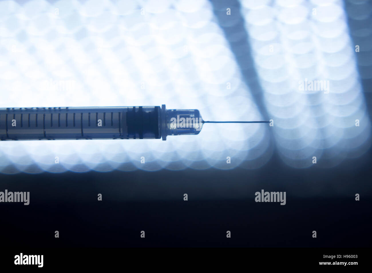Medical injection syring hypodermic needle for insulin injections in diabetic patients and ...