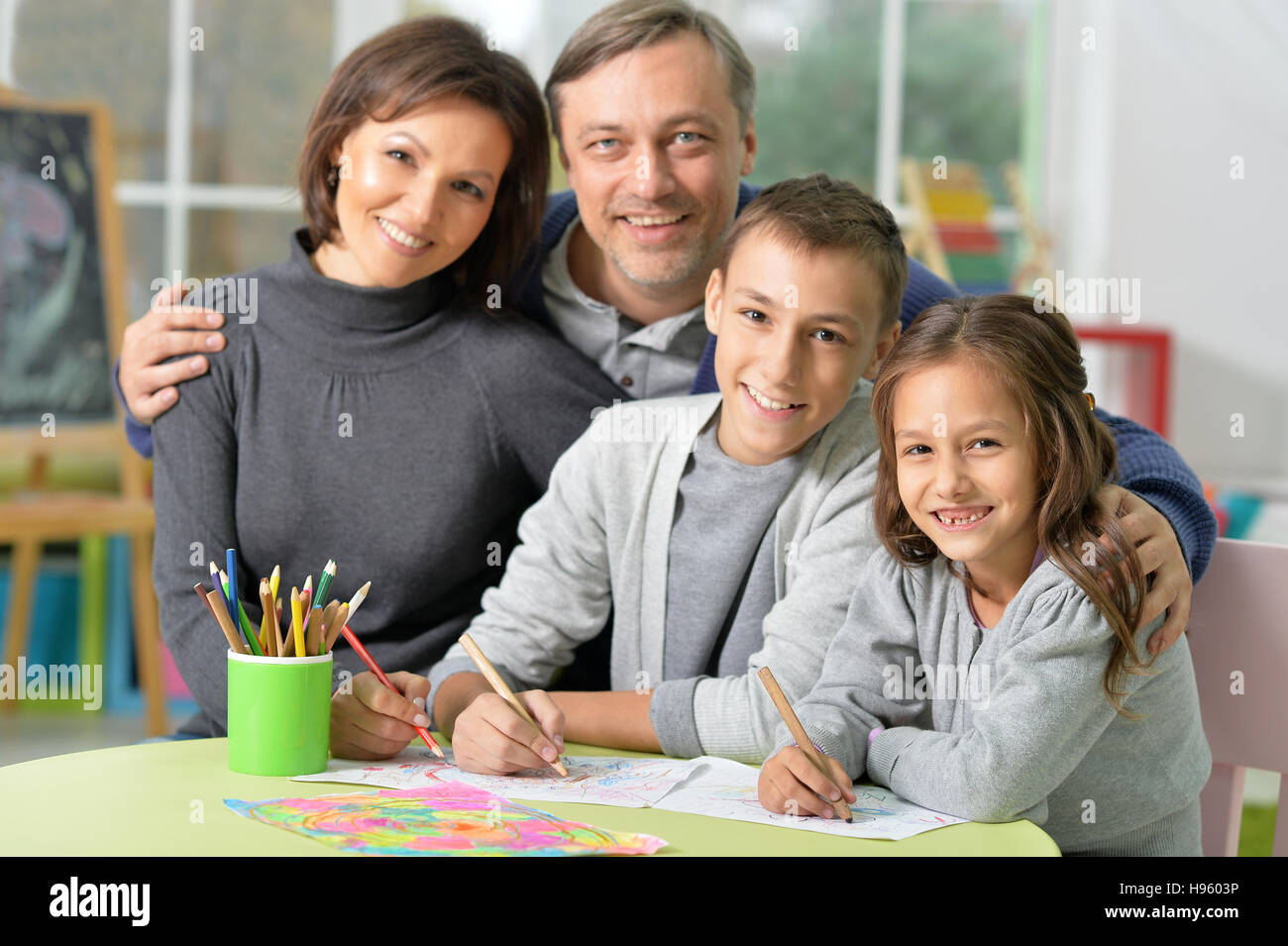 Happy family drawing Stock Photo - Alamy