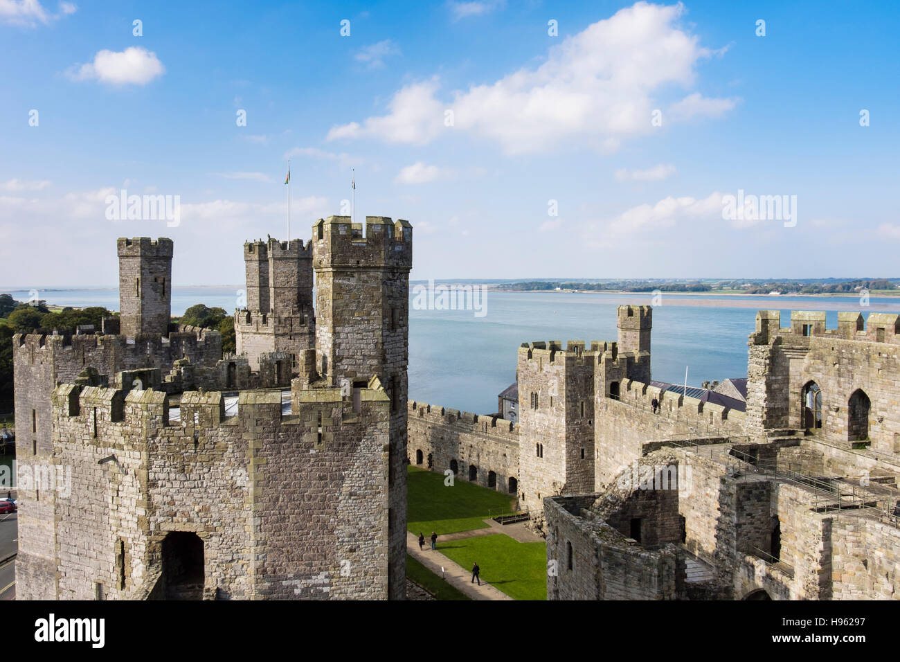 Inside of castle walls hi-res stock photography and images - Alamy