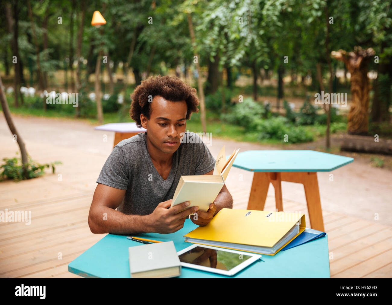 Black man studying university hi-res stock photography and images - Alamy