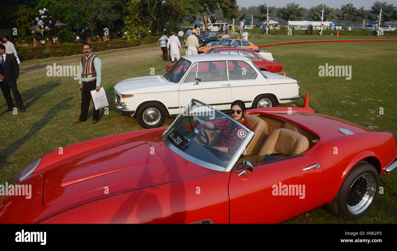 Lahore, Pakistan. 16th Nov, 2016. Pakistani people visit the vintage ...