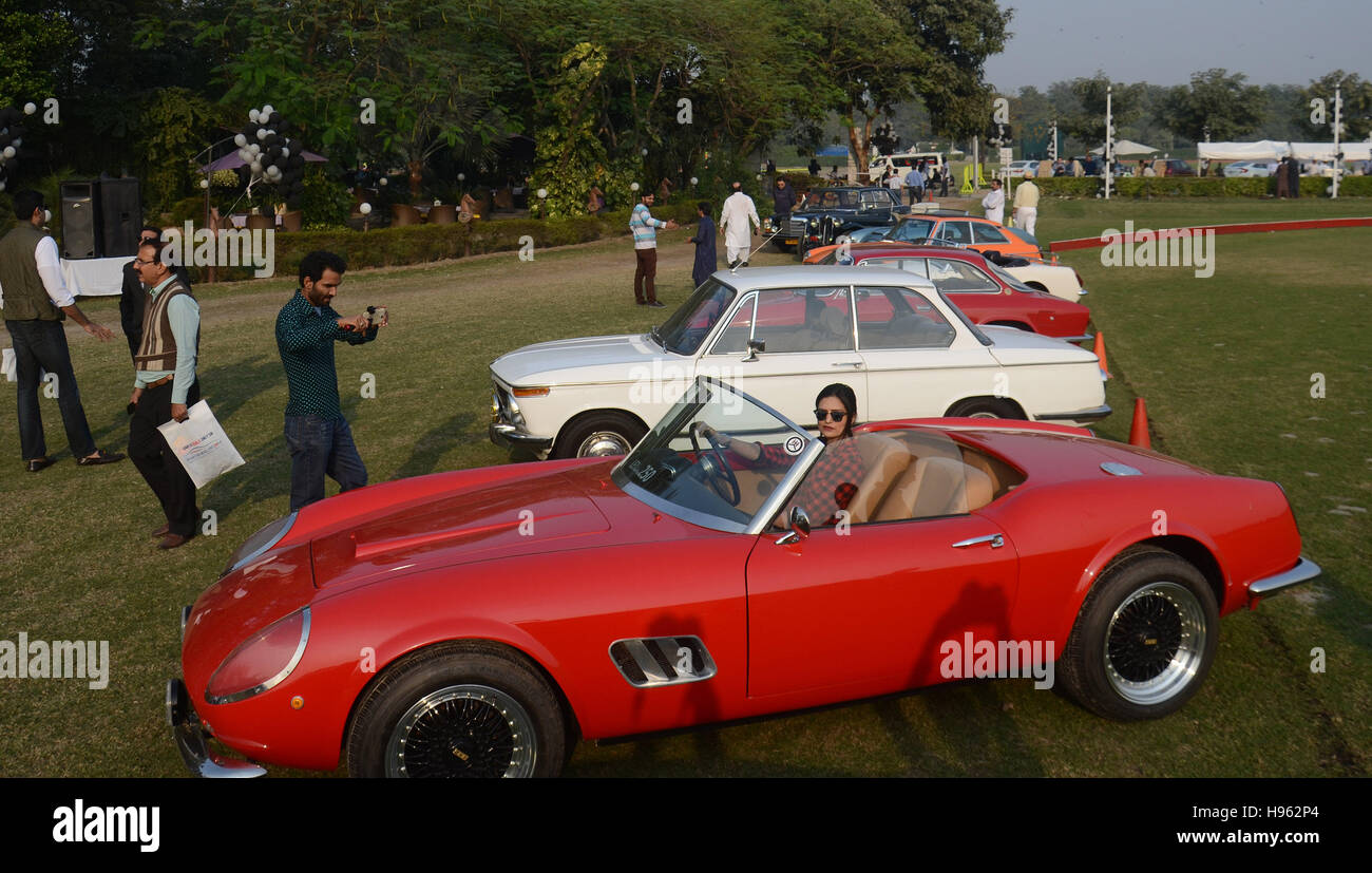 Lahore, Pakistan. 16th Nov, 2016. Pakistani people visit the vintage ...