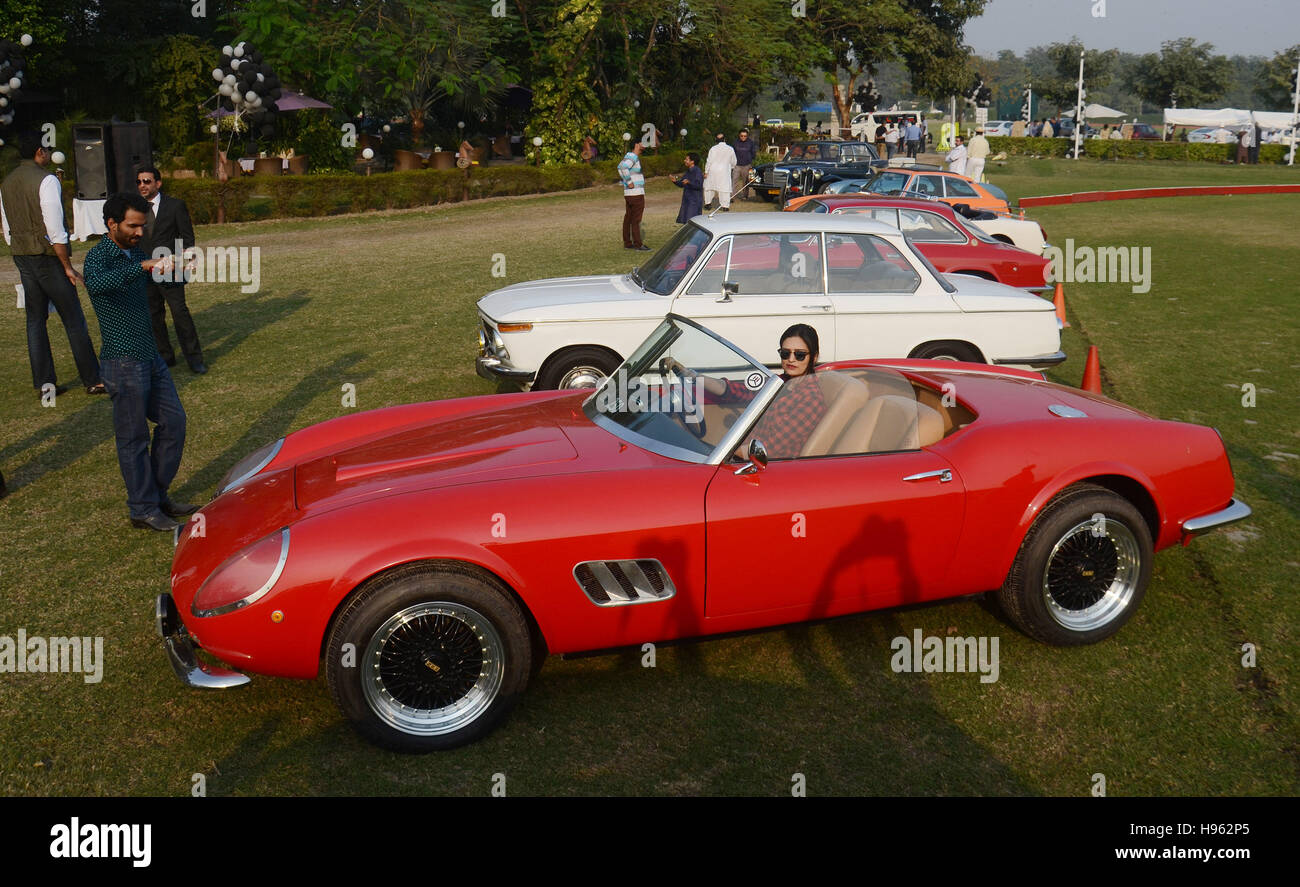 Lahore, Pakistan. 16th Nov, 2016. Pakistani people visit the vintage ...