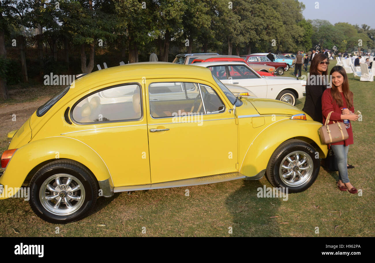 Lahore, Pakistan. 16th Nov, 2016. Pakistani people visit the vintage ...
