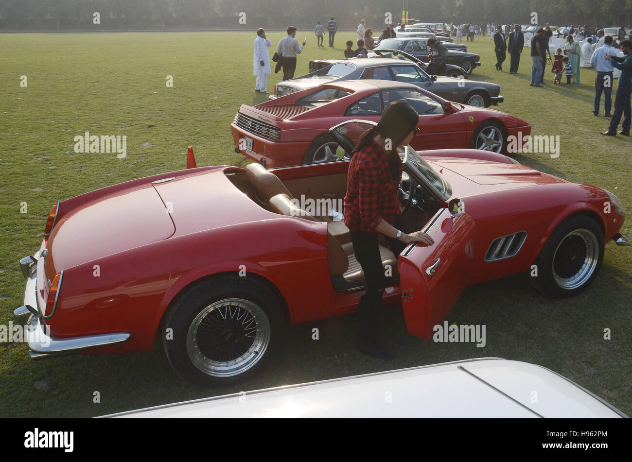 Lahore, Pakistan. 16th Nov, 2016. Pakistani people visit the vintage ...