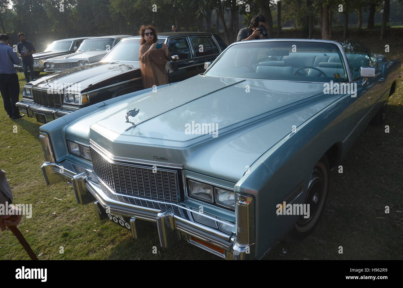 Lahore, Pakistan. 16th Nov, 2016. Pakistani people visit the vintage ...