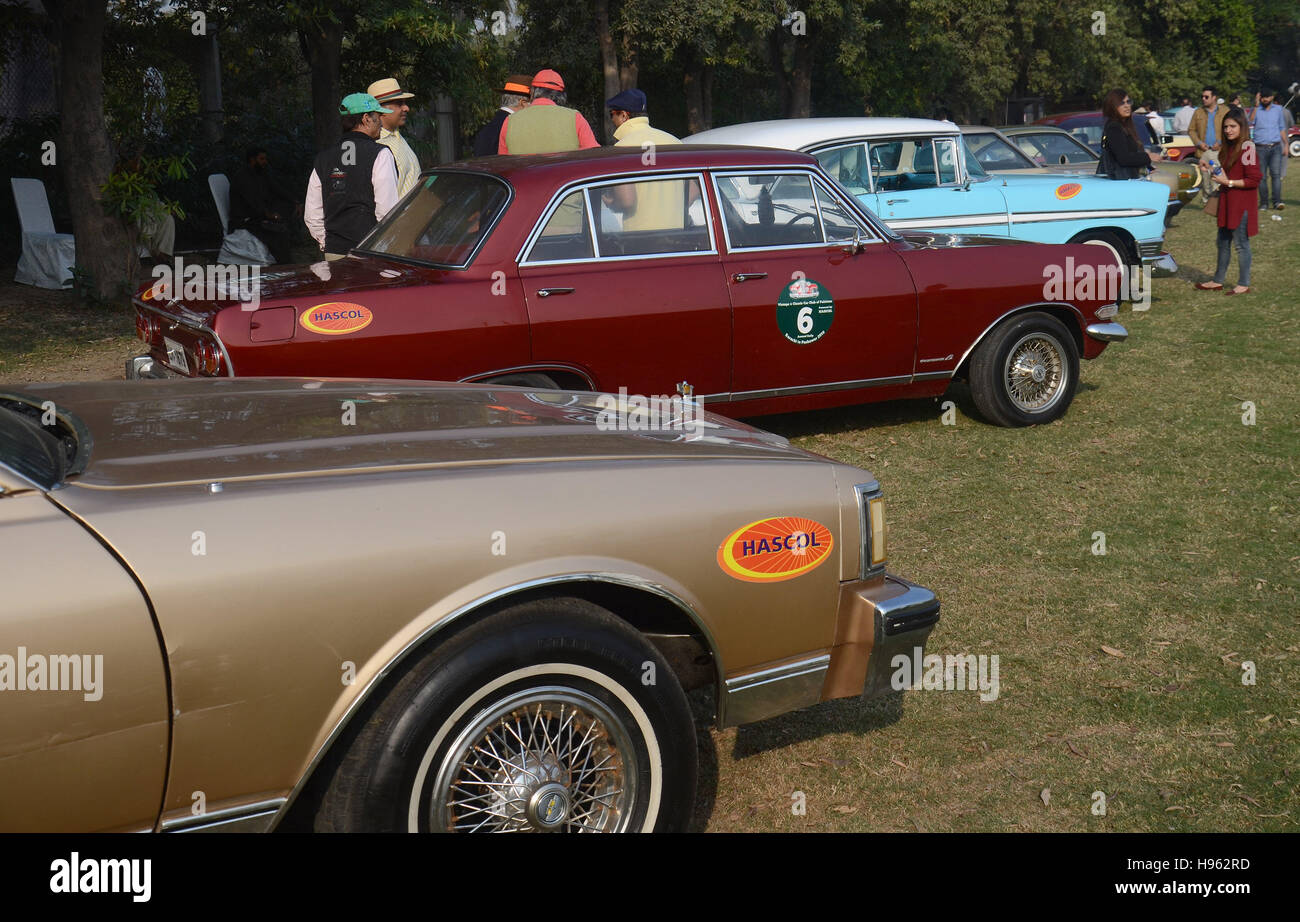 Lahore, Pakistan. 16th Nov, 2016. Pakistani people visit the vintage ...
