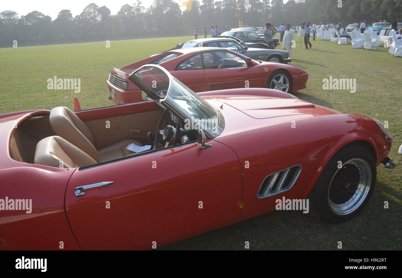 Lahore, Pakistan. 16th Nov, 2016. Pakistani people visit the vintage ...