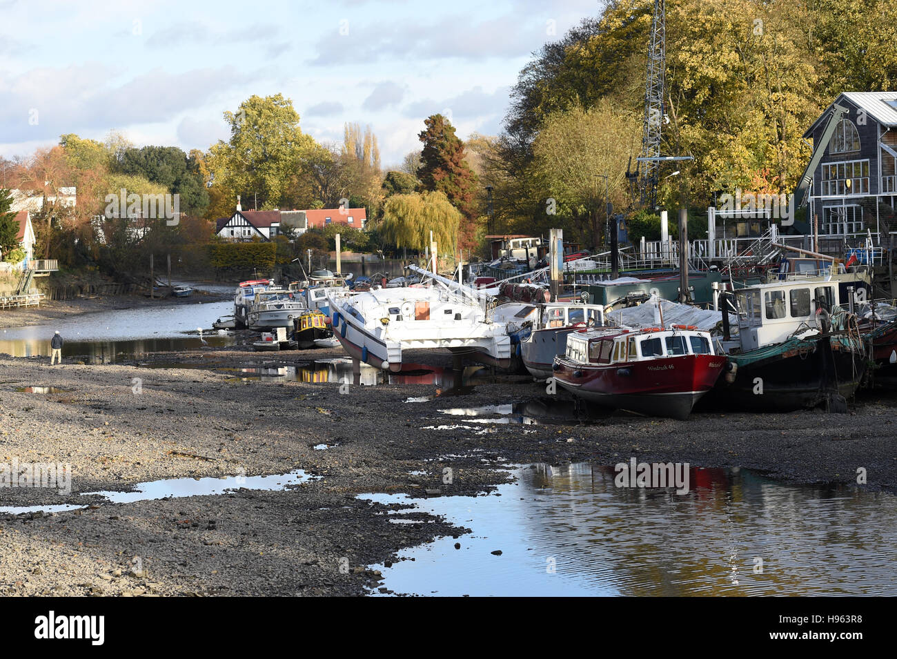 Boats on the river at eel pie island in twickenham hi-res stock ...