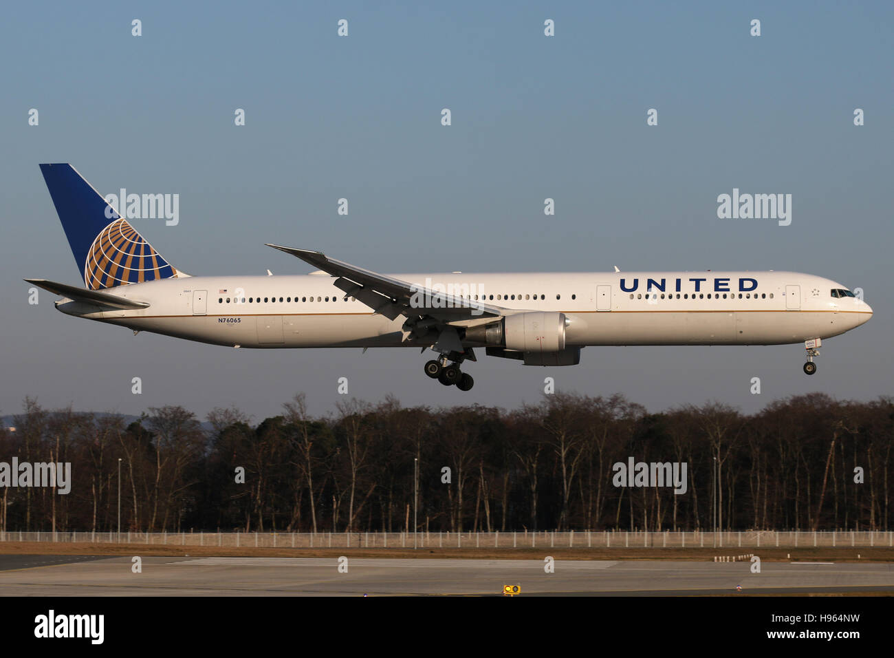 Boeing 767 400 hi-res stock photography and images - Alamy