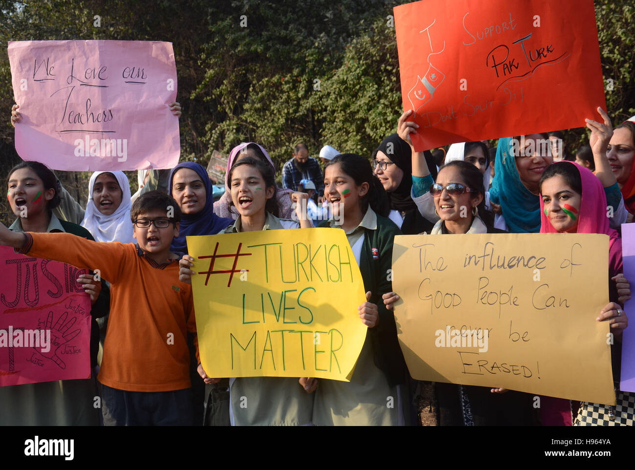 Lahore, Pakistan. 18th Nov, 2016. Pakistani students of the Pak-Turk ...