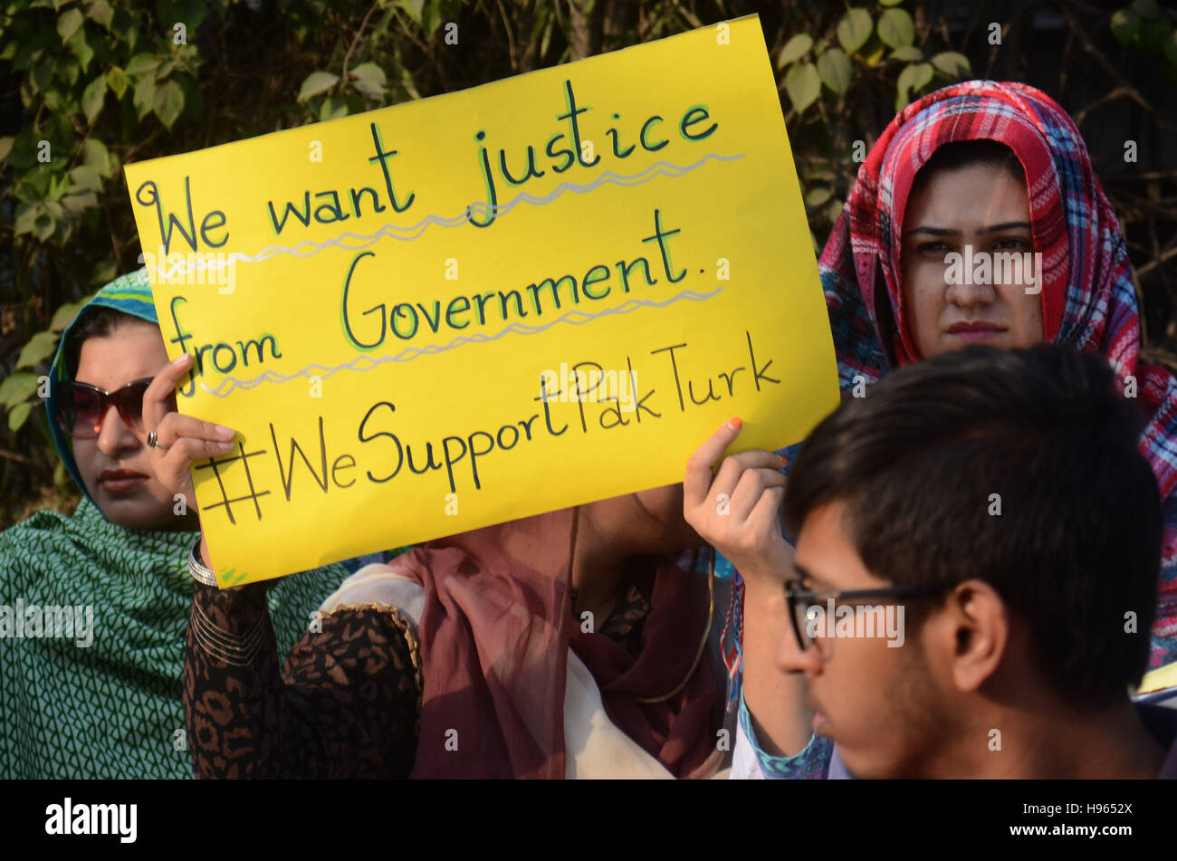 Lahore, Pakistan. 18th Nov, 2016. Pakistani students of the Pak-Turk ...