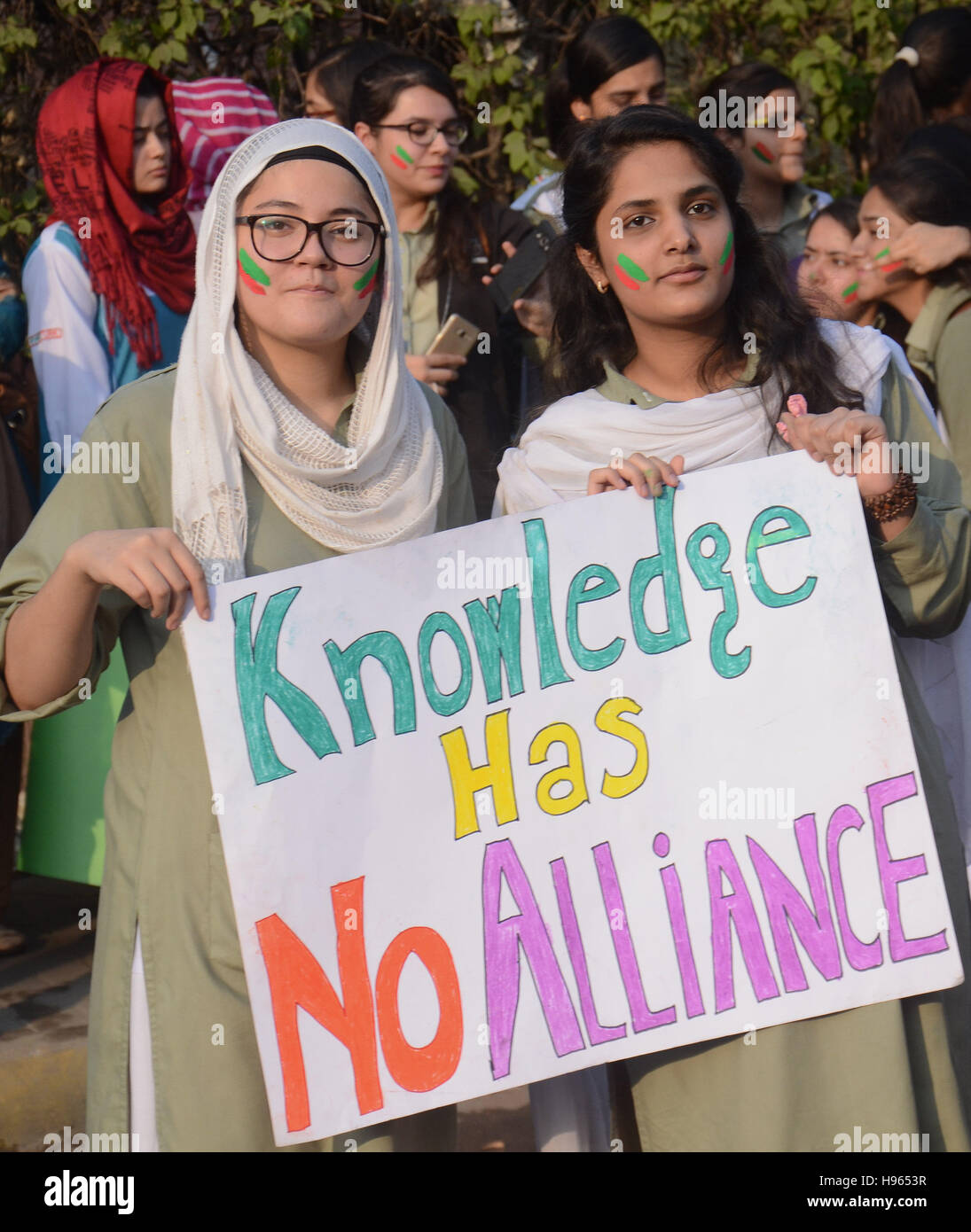 Lahore, Pakistan. 18th Nov, 2016. Pakistani students of the Pak-Turk ...