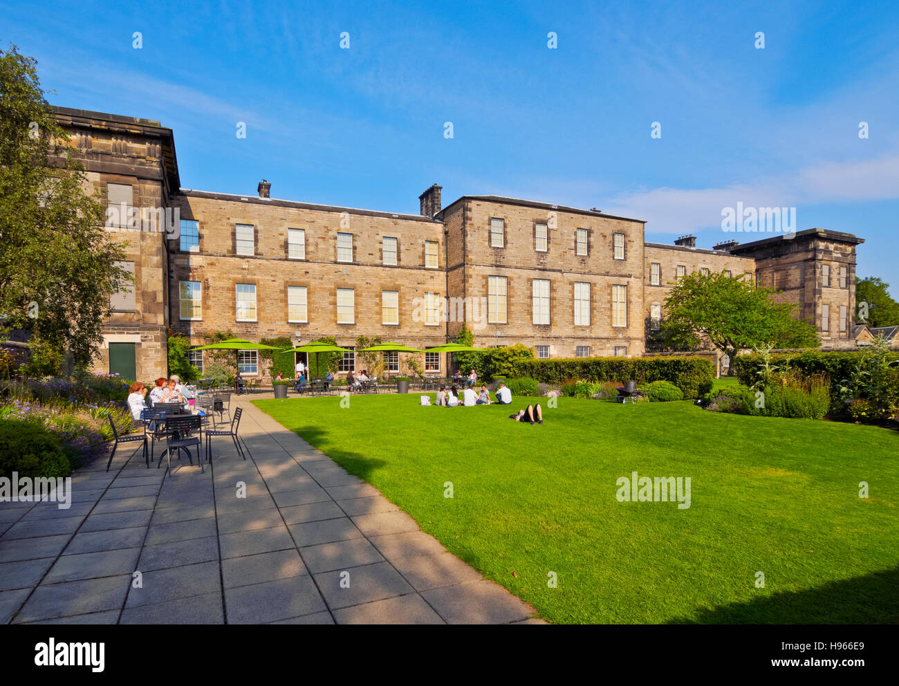 Edinburgh modern art gallery hi-res stock photography and images - Alamy
