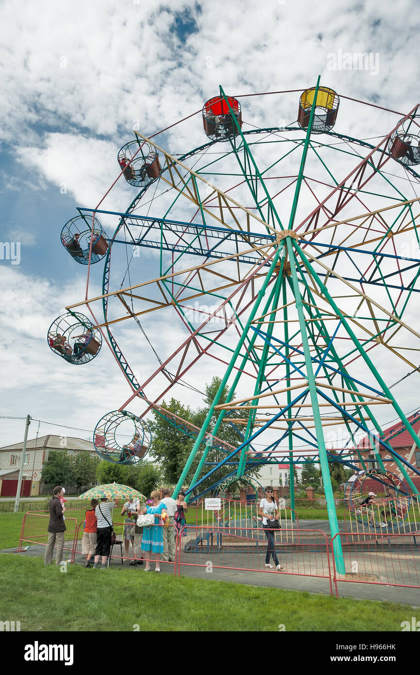 Little old ferris wheel in park of Golyshmanovo Stock Photo - Alamy